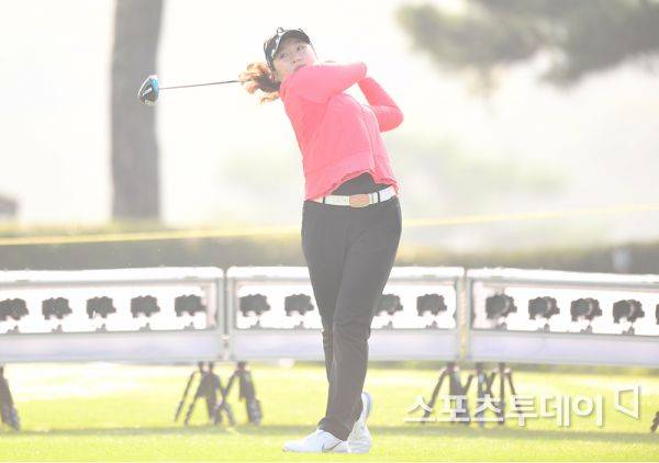 [st포토] 이슬기2 2라운드 첫 티샷