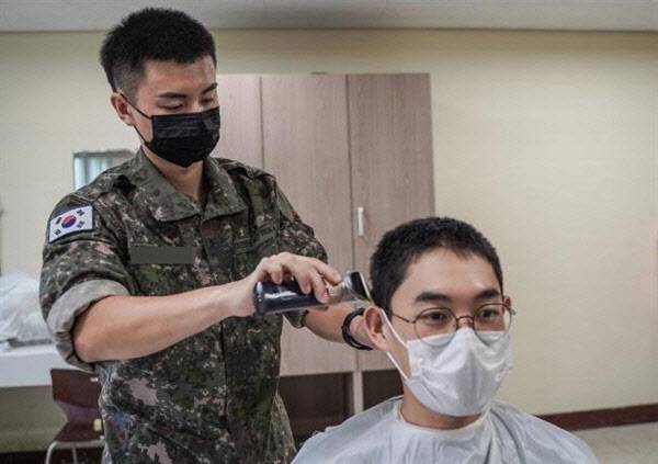 밤톨머리 사라질까병사도 간부처럼 머리 기를 수 있다