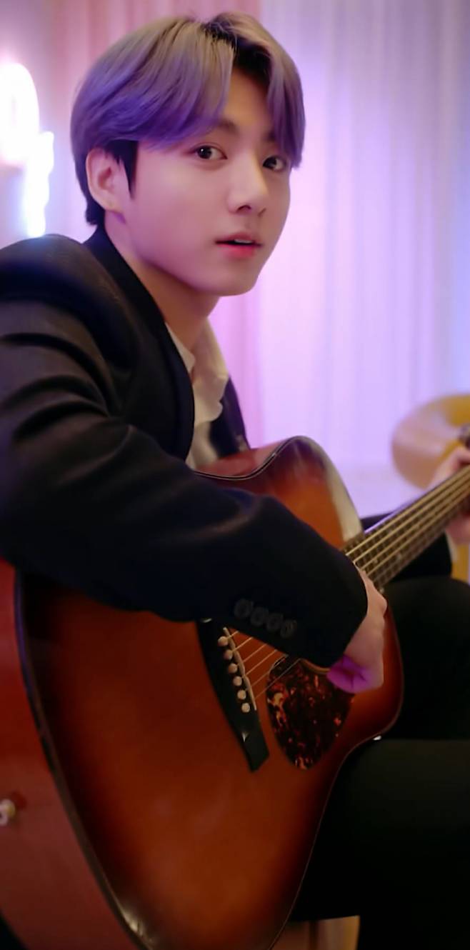 눈 감고 기타 치는 정국이방탄소년단 정국 순정 만화 로맨틱 꽃미남