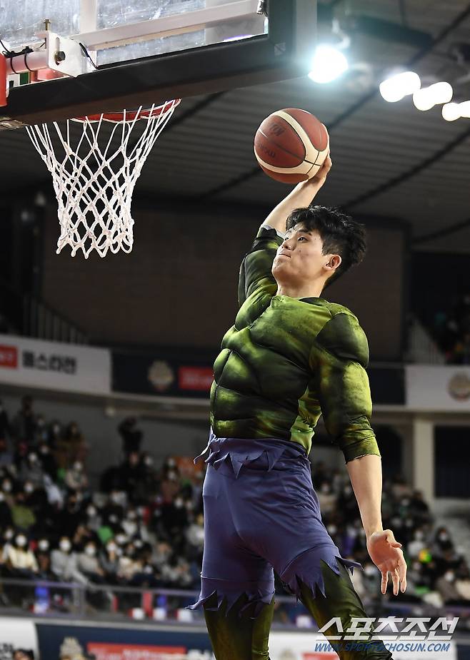 포토 하윤기 빛나는 덩크
