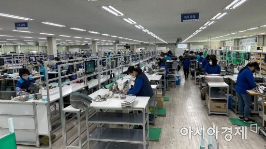 기계 대체 불가 숙련공 손끝에서 완성되는 車시트
