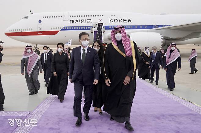 문 대통령 사우디 도착빈 살만 왕세자 공항 영접