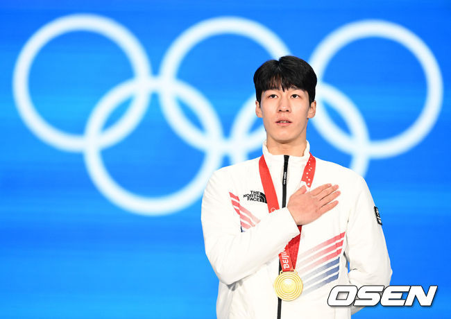 황대헌메달 플라자에 울려 퍼지는 애국가 사진