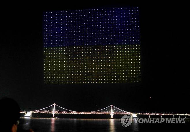 광안대교 위 드론 1천대 우크라 국기로 반전 메시지