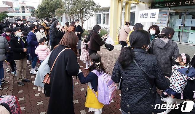입학식 못 갈까 며칠간 집콕코로나 속 사회 첫발 뗀 8살