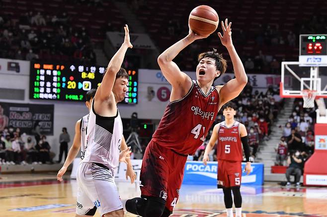 이번에는 오세근이 터졌다..KGC, 3차전도 잡았다