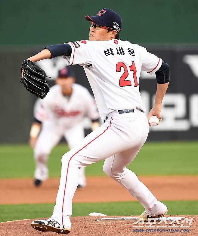 '힘대힘 맞대결' 롯데 박세웅 151km 직구 VS SSG 김광현 143km 슬라이더 '뜨거웠던 사직구장 마운드'