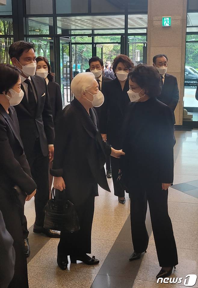 신세계 이명희 정용진·정유경과 함께 故구자학 회장 빈소 조문