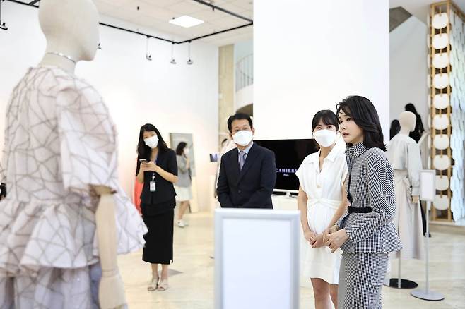 김건희 여사 스페인 한국문화원 방문 K패션 전시회 둘러봤다