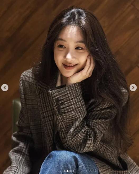 정려원 소속사 재계약 후 밝은 미소더 예뻐졌네