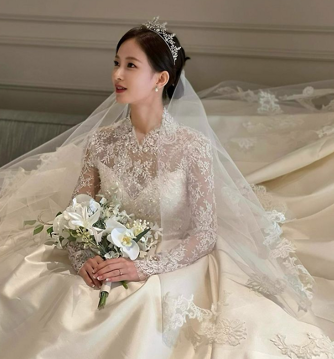 8살연상과 결혼♥발표한 31살 여배우임신 소식 어썸클
