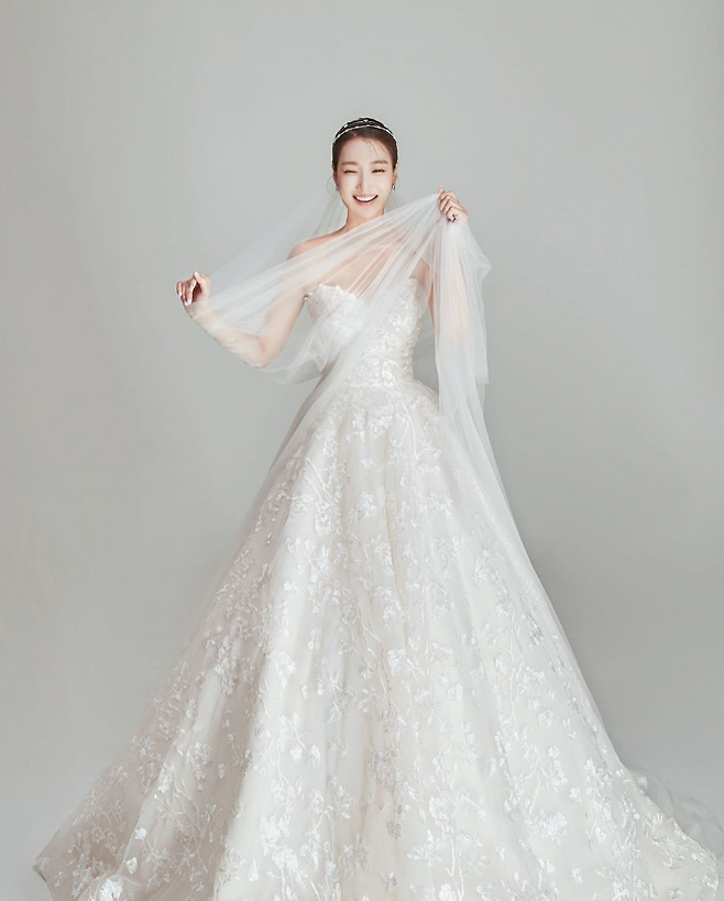 42살에 1살 연하남과 깜짝결혼♥한 여배우웨딩드레스 어디꺼 어썸클