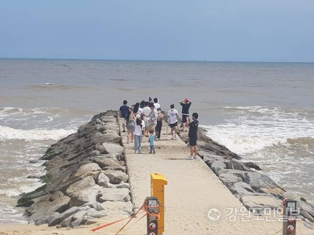 높은 파도에도 도깨비 촬영지 영진해변 위험천만 인증샷