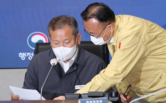 노랑 대신 초록 신상 민방위복 입고 등장한 윤석열 대통령