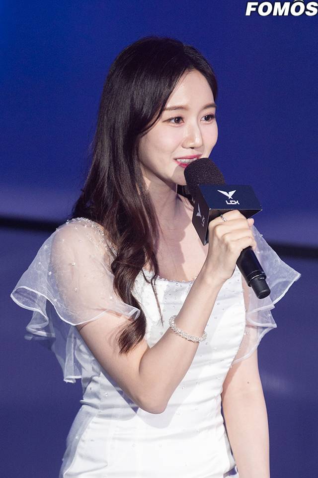 포토 Lck 윤수빈 아나운서 강릉 아레나를 밝히는 화이트 드레스