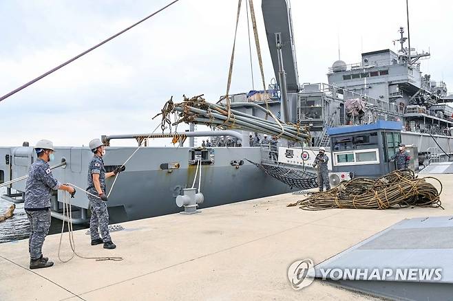 해군 통영함 해저 폐기물 수거 작전 진행