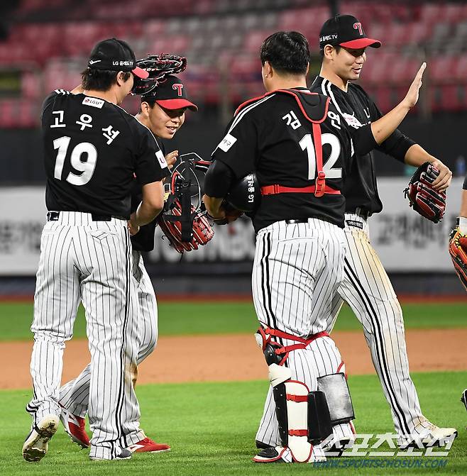 1군에서 쳐 본적 없는 7년차 공격형 포수, 콜업 첫날 대수비로 세이브 합작. "재미있었다."[수원 초점]