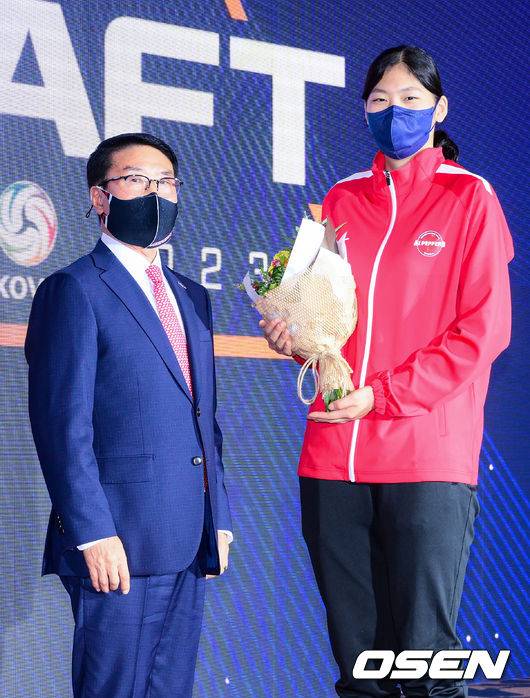 194.5cm 최장신 신인 '몽골소녀' 어르헝, 페퍼저축은행 1순위 지명 [신인 드래프트]