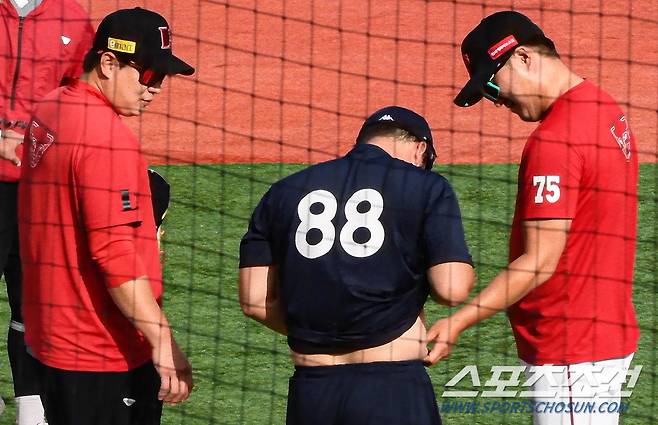 병규야 뱃살 좀 빼야겠다 사직구장 찾은 이진영 코치가 친한 동생 뱃살을 덥석 잡았다