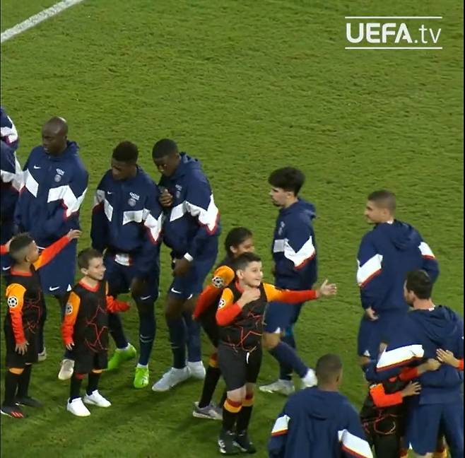 '우와! 메시다!'..입을 다물지 못한 어린이들 [UCL H조]