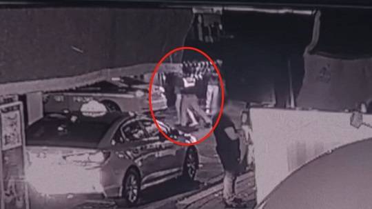 클럽 앞에서 속옷 차림에 흉기 난동 부린 20대
