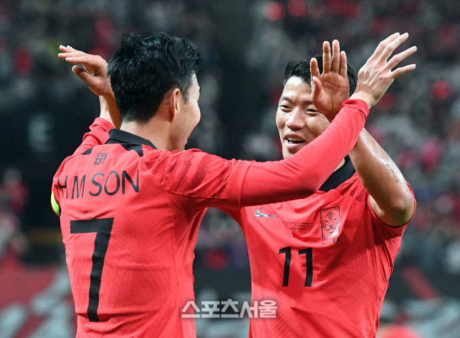 포토 황희찬의 축하를 받는 손흥민