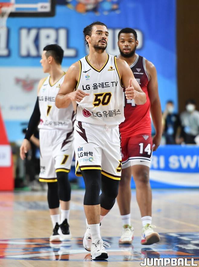 [KBL컵] '마레이 골밑 장악' LG, KGC 꺾고 4강 진출 확정