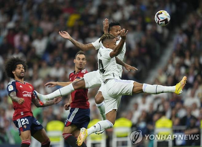 벤제마 Pk 실축 레알 10명 오사수나와 1 1개막 10연승 불발