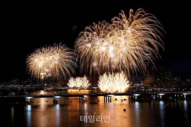 105만 몰린 서울불꽃축제 쓰레기 대란 없었다