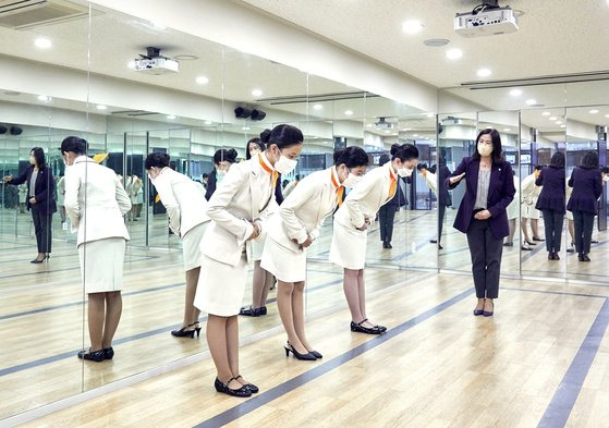 소년중앙 비행기 탈 때마다 만나는 객실 승무원의 진짜 임무는
