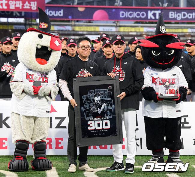 '준PO 직행까지 1승' 이강철 감독 "박병호, 박병호다웠다" [수원 톡톡]