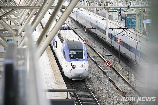 '있으나 마나' KTX 충전기.. 1시간동안 고작 11% 충전