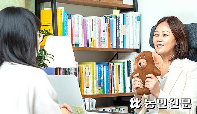 마음 챙기기 우울감에 젖을 땐내 안의 나를 꼭 안아주세요