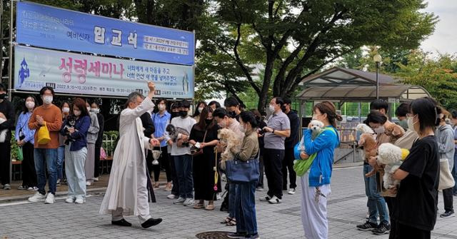 신부님 우리 강아지에게 축복을 주세요