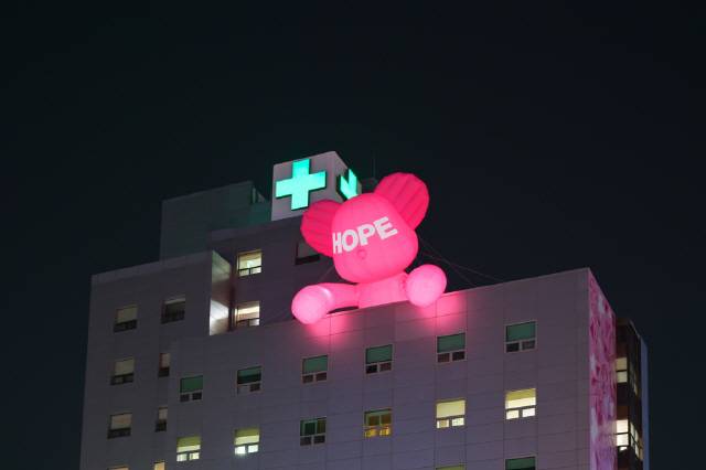 대림성모병원 유방암 인식 개선 핑크리본 캠페인 진행대형 베어브릭 아트벌룬 설치