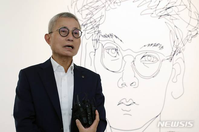 김웅기 회장 이제서야 편하게 관람하세요 132억 김환기 우주 전시