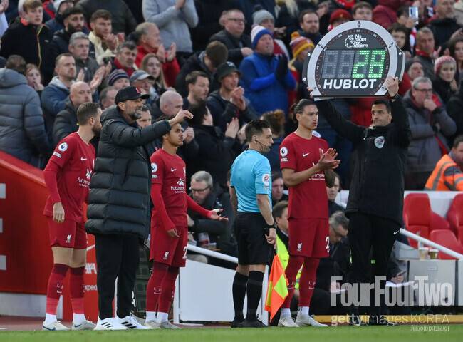 [epl.told] '3명 동시 교체' 클롭 감독, 펩과 용병술 대결에서 '완승'