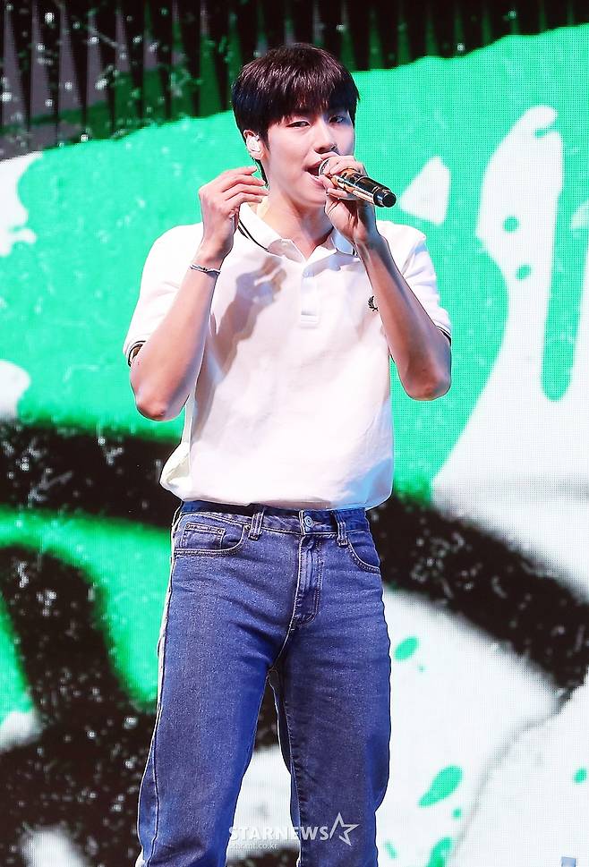 엔플라잉 이승협 무대 집중[★포토]