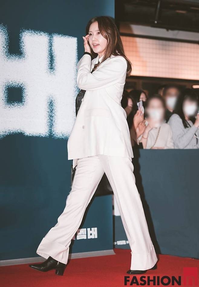 오현경 여전히 미코 53세 나이를 거스른 시크한 테일러드 슈트룩 패션엔