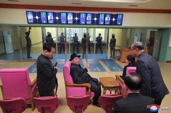 금연 하라는 北학교가서도 담뱃불 붙인 김정은 옆엔 이것 정용수의 평양 평양사람들