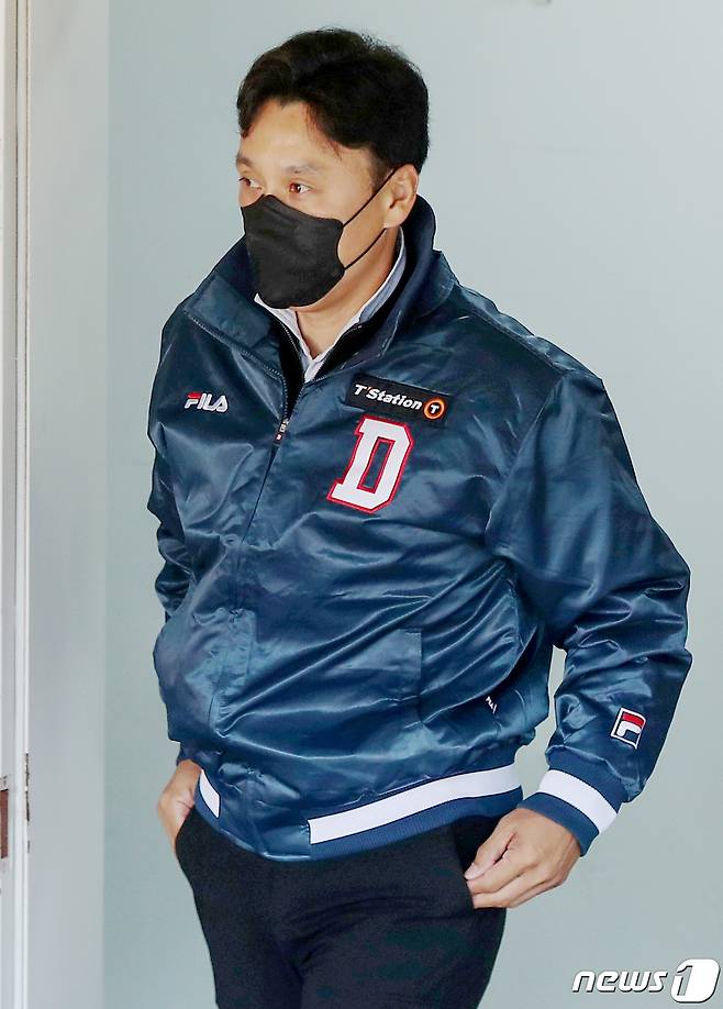 2군 연습 경기 찾은 이승엽 두산 감독