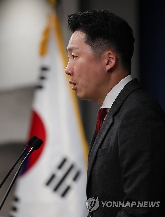 현안 브리핑하는 이재명 부대변인