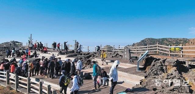 한라산 높이가 1950m라는데 백록담 정상엔 표지석도 안 보여