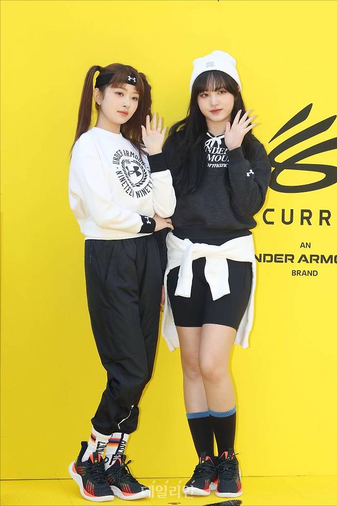포즈 취하는 아이브 레이 리즈