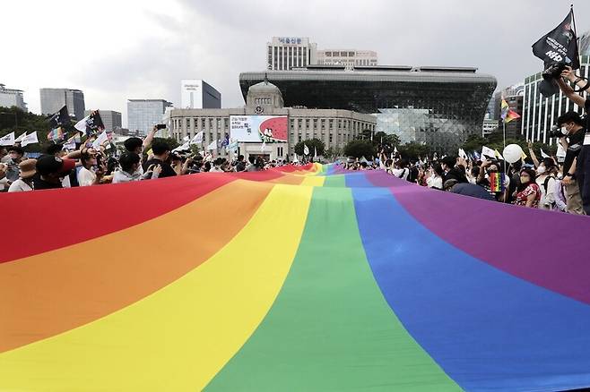 동료들이랑 불편해질까봐”오늘도 자신을 숨기는 성소수자 노동자들