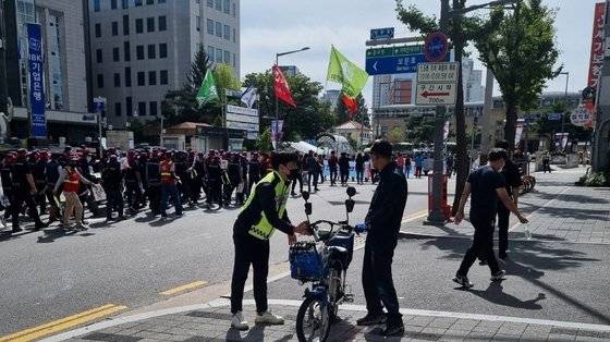 6개월 장기농성 주민들 자진 해산공권력 대신 대화로 해결 나선 경찰
