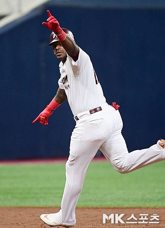 푸이그, 켈리 또 울렸다! 가을에만 벌써 3번째 홈런…역전 솔로포 [PO4]