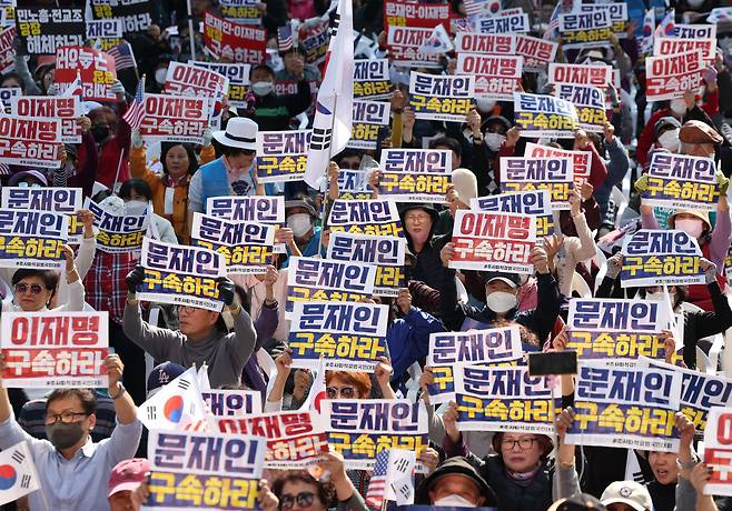 서울 광화문 일대 대규모 집회 혼잡 보수단체·양대 노총 6만명 추산