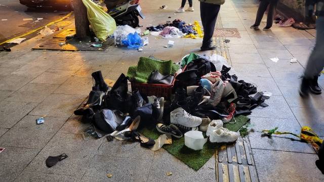 이태원 압사 사고 현장엔 주인 없는 신발 쌓여