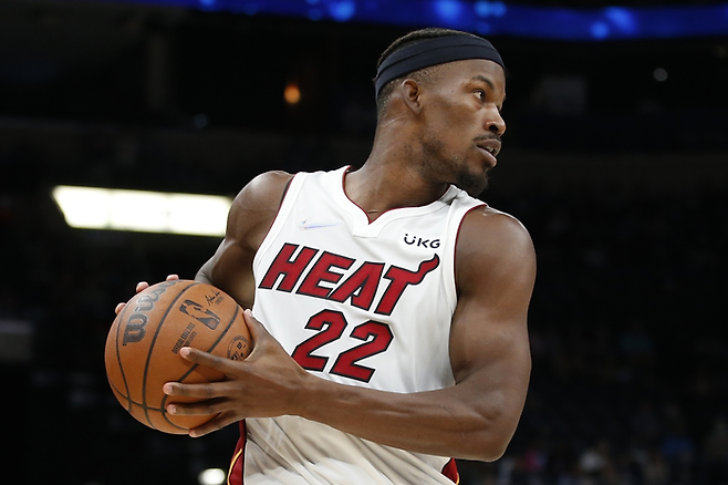 ‘버틀러 클러치 활약 마이애미 커리 분전한 골스에 승리 Nba
